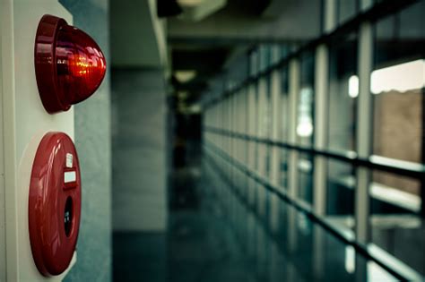 화재 를 피하기위한 알람 벨과 경고등 공공 장소에서 건물의 내부 흐린 배경은 유리 창입니다 위치는 공용 장소의 복도에 있습니다 건축물에 대한 스톡 사진 및 기타 이미지