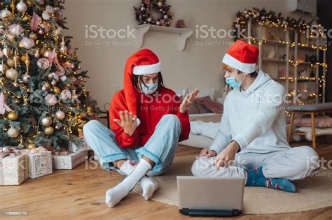 노트북 근처의 친구 두 명이 화상 통화를 통해 상호 작용하고 있습니다 2명에 대한 스톡 사진 및 기타 이미지 2명 가상