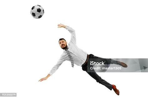 흰색 배경에 고립 된 축구를 재생 하는 젊은 사업가의 전체 길이 샷 경기 스포츠에 대한 스톡 사진 및 기타 이미지 경기 스포츠 경영자 경쟁 Istock