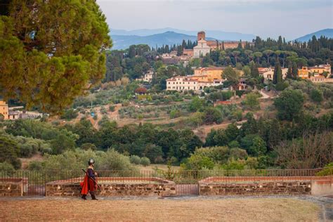 마을을 배경으로 강 위의 다리 위에 서 있는 사람 사진 Unsplash의 무료 이미지