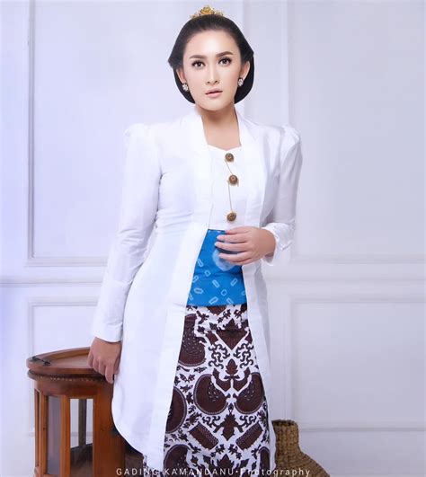 7 Model Kebaya Jawa Modern Ala Nafa Urbach Bisa Dipakai Di Segala Acara