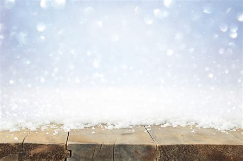 반짝이 앞 오래 된 나무 테이블의 이미지 배경 조명 집중 제품 디스플레이 몽타주에 대 한 준비 0명에 대한 스톡 사진 및 기타 이미지 Istock