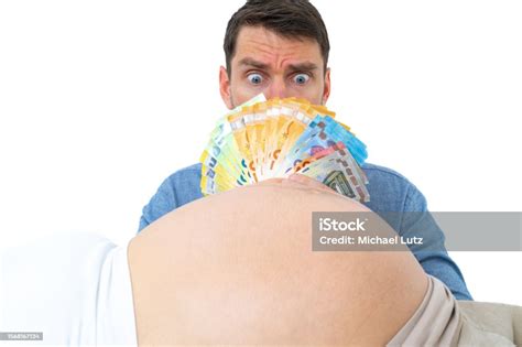 임산부는 임신한 아기 범프 앞에 있는 얼굴 앞에 있는 지폐 더미를 걱정스럽게 바라본다 임신 마지막 달 39 주 흰색 배경입니다 밝은 샷 2명에 대한 스톡 사진 및 기타