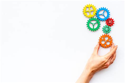 손은 하나의 작업 메커니즘에 기어를 넣습니다 팀워크 및 협업 컨셉 개념에 대한 스톡 사진 및 기타 이미지 개념 개체 그룹 기계 부분 Istock