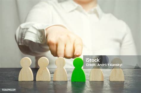 여자 지도자는 팀에서 사람을 선택 합니다 인적 자원 관리 재능 있는 노동자 직원 채용 직원 검색 홍보 팀의 새로운 리더를 선택 합니다 해임 성공적인 선택 개념에 대한 스톡