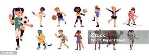 어린이 스포츠 게임 운동 세트 아이들은 축구 축구 선수입니다 달리기 수영 스키를 즐기는 활동적인 아이 소년은 야구를 합니다 소녀는 테니스를 친다 흰색에 평평한 고립 된 벡터