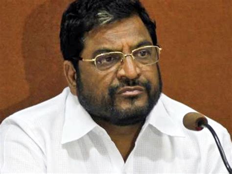 Mp Raju Shettys Swabhimani Shetkari Party Symbol Bat हातात बॅट