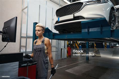 자동차 수리점의 직원이 자동차의 컴퓨터 진단을 수행합니다 25 29세에 대한 스톡 사진 및 기타 이미지 25 29세 검사 보기 교통수단 Istock