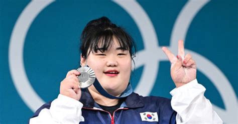 파리올림픽 역도 박혜정 은메달 빛나는 브이 사진