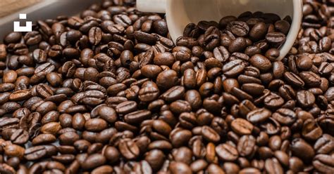 갈색 나무 테이블에 흰색 세라믹 머그잔 사진 Unsplash의 무료 커피 이미지