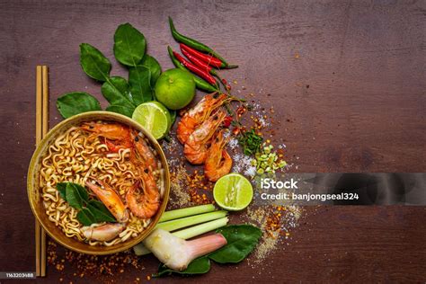 새우와 코코넛 밀크와 맛있는 말레이시아 수프 톰 얌 쿵 새우 수프와 주위에 장식 허브 재료 태국 음식 인기있는 태국 수프 톰 얌 쿵 재료 라임 갈롱갈 레드 칠리 체리 토마토