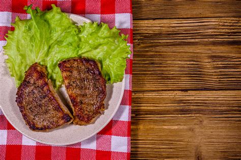 구운 스테이크와 로즈마리 나뭇가지를 나무 테이블에 놓은 접시 맨 위 보기 건강에 좋지 않은 음식에 대한 스톡 사진 및 기타 이미지 건강에 좋지 않은 음식 고기 구이