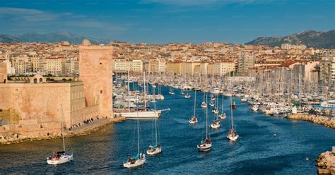 보트 레가타에서 일몰에 마르세유 올드 포트 Vieux Port De Marseille와 포트 생 장으로 오는 요트 마르세유 프랑스 사진 Unsplash의 산책길 이미지