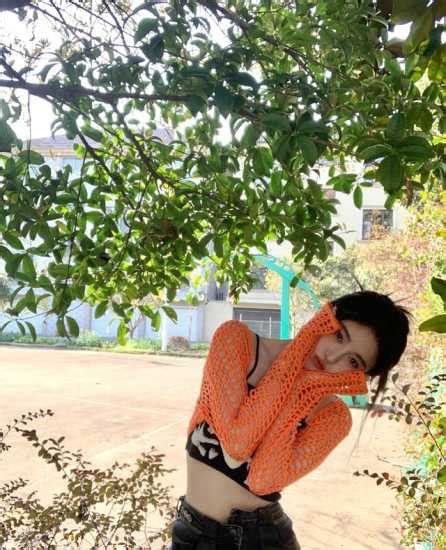“四千年美女”鞠婧禕好性感，穿印花肚兜大秀小蠻腰，秒殺同齡人