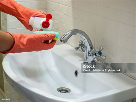 욕실 싱크대 청소를 위해 흰색 병에 세제를 들고있는 사람의 손 가사 집안일에 대한 스톡 사진 및 기타 이미지 가사 집안일 가정 생활 개수대 Istock
