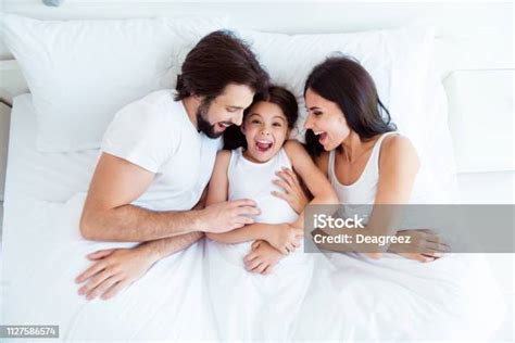 좋은 귀여운 달콤한 사랑 스러운 매력적인 쾌활 한 사람들이 즐기는 현대 백색 빛 인테리어 룸 실내에 껴 안고 나눠 여자는 침대에