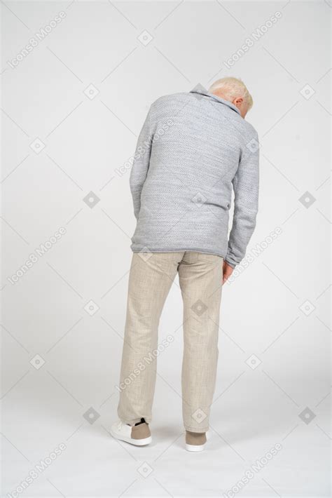 Фото Человек стоит спиной к камере