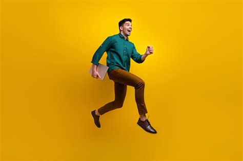 긍정적 인 기쁜 남자 착용 트렌디 한 옷 실행 빈 공간 서두르는 블랙 프라이데이 제공 노란색 배경에 고립 된 사진 갈색 머리에 대한 스톡 사진 및 기타 이미지 Istock