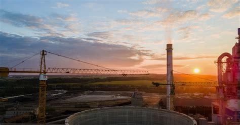 산업 생산 지역에서 높은 콘크리트 공장 구조와 타워 크레인으로 건설 중인 시멘트 공장의 조감도 제조 및 글로벌 산업 개념 사진 Unsplash의 사진술 이미지