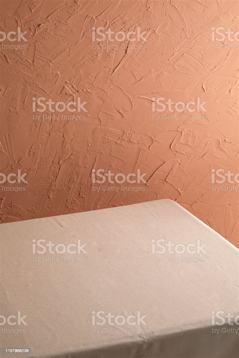 밝은 분홍색 긁힌 벽과 그 앞에 흰색 테이블 천이있는 테이블 0명에 대한 스톡 사진 및 기타 이미지 0명 갈색 건조한 Istock