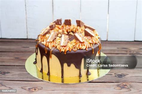 소박한 배경에 소금에 절인 캐러멜 녹인 초콜릿 토피 견과류 과자를 곁들인 땅콩 버터 치즈 케이크 견과에 대한 스톡 사진 및 기타 이미지 Istock