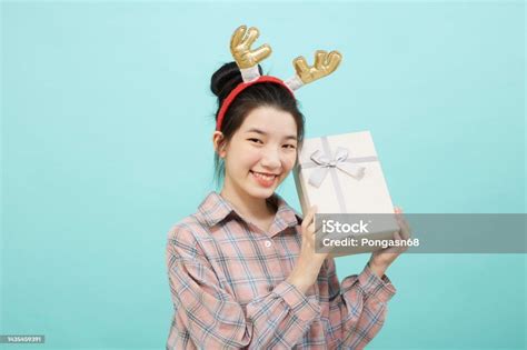 신용 카드 격리 된 파란색 배경이있는 선물 상자를 들고있는 쾌활한 귀여운 여성 18 19세에 대한 스톡 사진 및 기타 이미지 18 19세 가리키기 공휴일 Istock