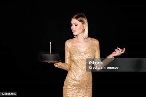 예쁜 소녀 보고 불타는 촛불 에 생일 케이크 덮여 로 검정 마지판 보여주기에 대한 스톡 사진 및 기타 이미지 보여주기 한 명의 여자만 갈색 머리 Istock