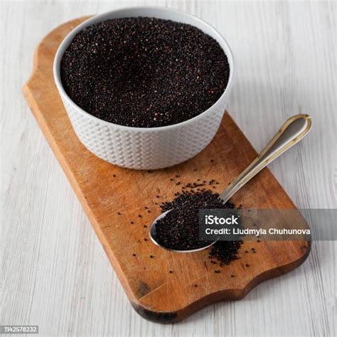 흰색 나무 배경 낮은 각도 보기 위에 소박한 나무 보드에 글루텐 무료 원시 유기농 검은 노아 닫습니다 0명에 대한 스톡 사진 및 기타 이미지 Istock