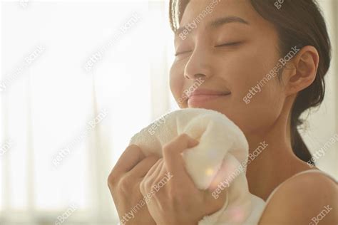 뷰티 의료성형뷰티 주제 스킨케어 사람피부 주요신체부분 안티에이징 세수 씻기 페이셜클렌저 세면도구 한국인 이미지 Jv12277626 게티이미지뱅크