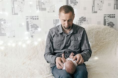 갓 태어난 아기를 품에 안고 있는 행복한 아버지 2명에 대한 스톡 사진 및 기타 이미지 2명 가족 개념 Istock