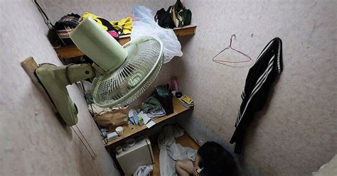 선풍기로 더위 식히는 쪽방촌 주민