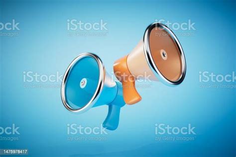 중요한 정보를 발표하는 방법 파란색 배경에 여러 가지 빛깔의 확성기 3d 렌더링 관악기에 대한 스톡 사진 및 기타 이미지