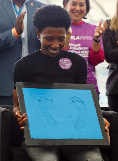 Pretinha Tem Os P S Eternizados Na Cal Ada Da Fama Do Maracan Surto Ol Mpico