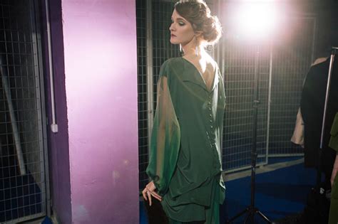 패션 위크 쇼의 무대 뒤에서 패션 여성의 여성 초상화 라이프 스타일 사진 새로운 의류 컬렉션의 무대 뒤에서 패션 디자이너가 착용하는 소녀 오뜨 꾸뛰르 사진 20 24세에