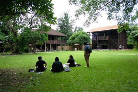 คณาจารย์และนักศึกษาสาขาสถาปัตยกรรม มหาวิทยาลัยเทคโนโลยีราชมงคลล้านนา เข้าทัศนศึกษาและวาดภาพเรือน