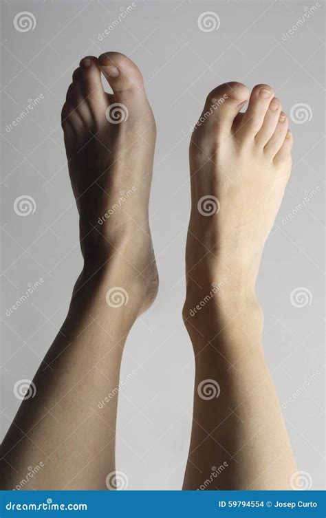 Piedi E Gambe Sexy Della Donna Su Briciolo Fotografia Stock Immagine Di Adulto Bello 59794554