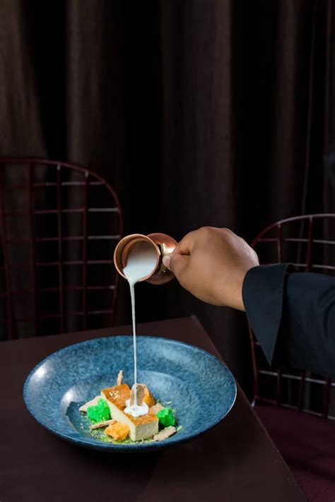 달콤한 디저트 손 손 인간의 손 수직 쐈어 음식 음식 사진 장식 정물 케이크에 관한 무료 스톡 사진