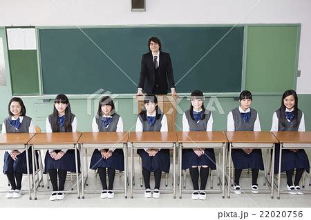 教室にいる女子生徒と男性教師の写真素材 22020756 Pixta