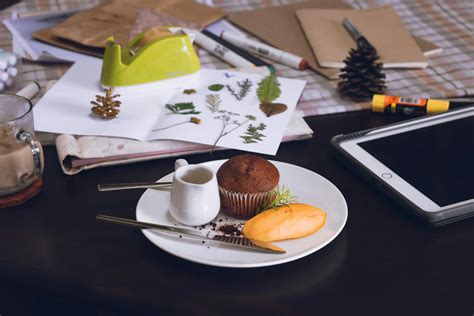 블랙 테이블에 스테인레스 스틸 포크와 나이프가 있는 흰색 세라믹 플레이트 사진 Unsplash의 무료 꽃 이미지