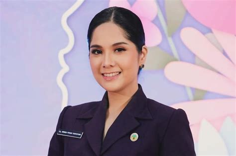 Pesona Anggun Berkelas Annisa Pohan Saat Tampil Dalam Balutan Kain Ulos Khas Batak Stylo
