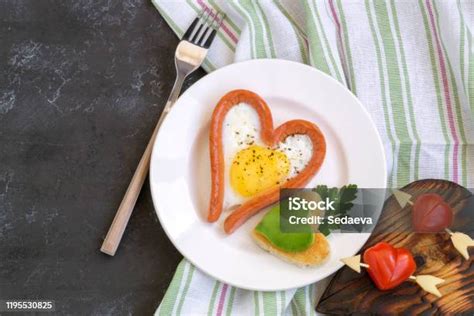 발렌타인 데이 아침 식사는 하트 모양의 빵과 스크램블 계란입니다 위에서 보는 경치 건강한 생활방식에 대한 스톡 사진 및 기타