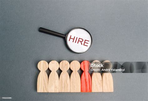 단어 대 여와 사람들의 군중을 가진 돋보기 사람을 검색 합니다 작업 하는 매력 인적 자원 관리 고용 진흥 재능 있는 노동자 근무 직원 직원 모집 Hr 0명에 대한 스톡 사진