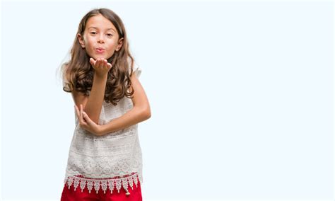 갈색 머리 히스패닉 여자 사랑 스 럽 고 섹시 한 되 고 공기에 손으로 키스를 날리는 카메라 보고 식 사랑 T 셔츠에 대한 스톡 사진 및 기타 이미지 Istock