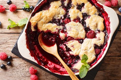 건포도 나무 딸기와 블루베리 민트로 장식 베리 파이 닫습니다 최고 수평 뷰 0명에 대한 스톡 사진 및 기타 이미지 0명