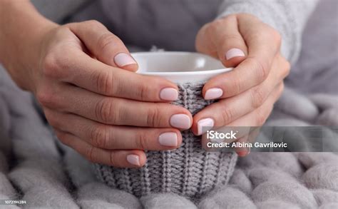 아늑한 느낌 자신을 따뜻하게 낯 짝 들고를 뜨거운 음료와 함께 마시는 여자 닫습니다 온 개념 손톱에 대한 스톡 사진 및 기타 이미지 Istock