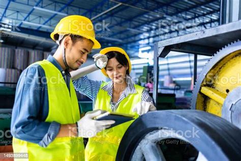 공장 젊은 아시아 일하는 부부 품질 관리 스탠드 유지 보수 창고 공장에서 이야기 팀 엔지니어 공장 운영자 운영 회의 25 29세에 대한 스톡 사진 및 기타 이미지 Istock