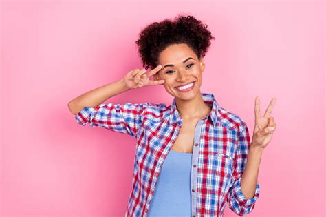 감동 밀레니엄 곱슬 머리 숙녀 쇼 V 사인 착용 핑크 컬러 배경에 고립 된 블루 셔츠의 사진 20 24세에 대한 스톡 사진 및 기타 이미지 Istock