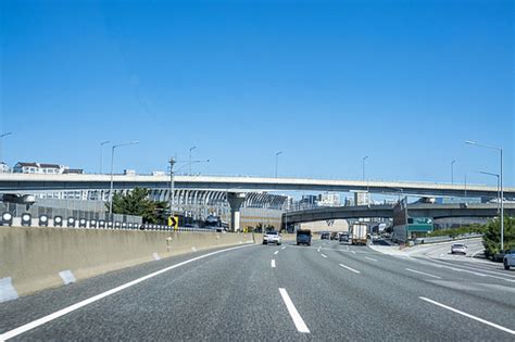 유토이미지 고가도로 아래를 달리는 자동차