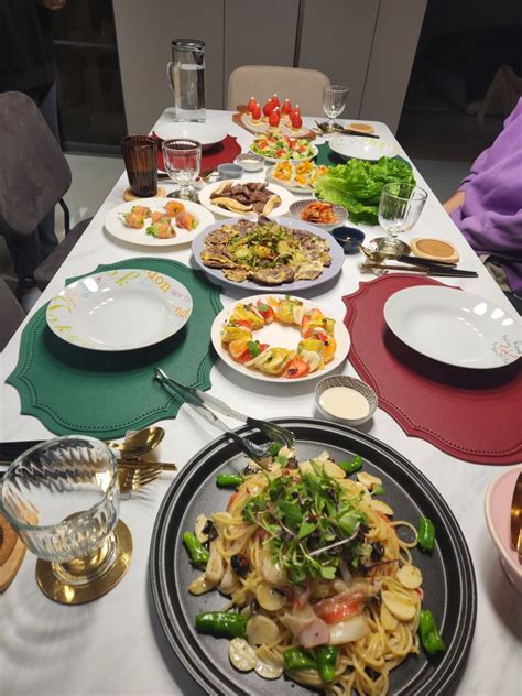 크리스마스 홈 파티파티요리리스샐러드연어오이롤연어오이핑거푸드한우살치살구이크래미넣은 알리오올리오산타모자 딸기카나페와인안주샴페인안주하이볼안주아롱사태 육전단