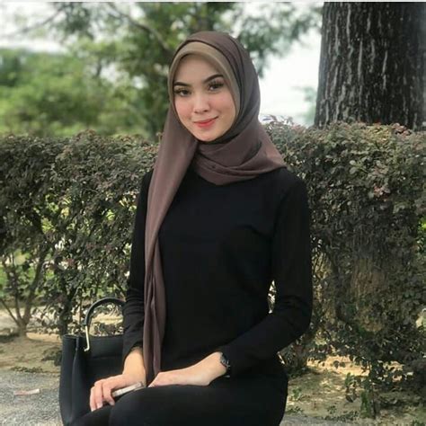 Awek Tudung Hitam Baju Kurung Colin Peake